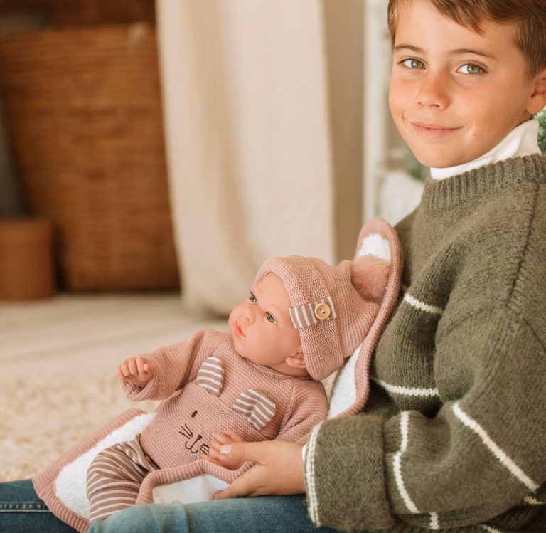 Muñeca con peso Elegance Andie rosa con manta - Muñecas Arias