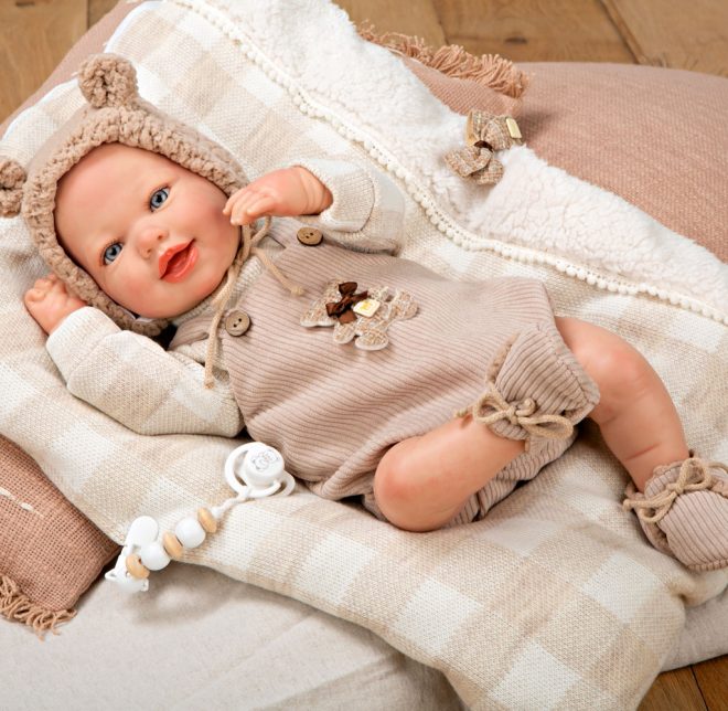 Ruben Arias Reborn doll with cushion - Muñecas Arias